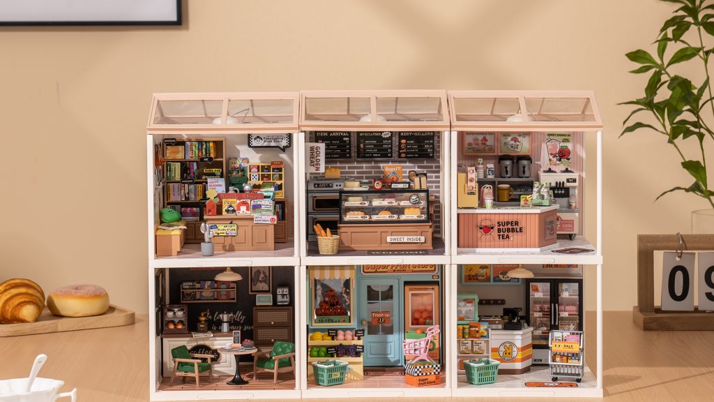 Plastic Miniature House - Rolife
